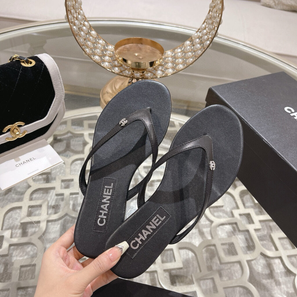 CHANEL Flip flops – MondeElite